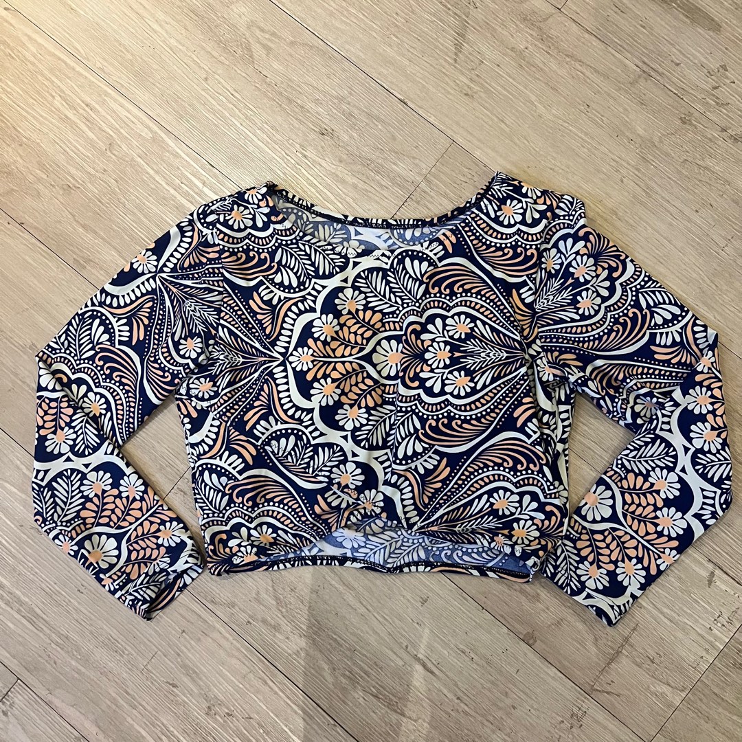 Rash guard Crop Top, Women's Fashion, Swimwear, Rash guard on Carousell