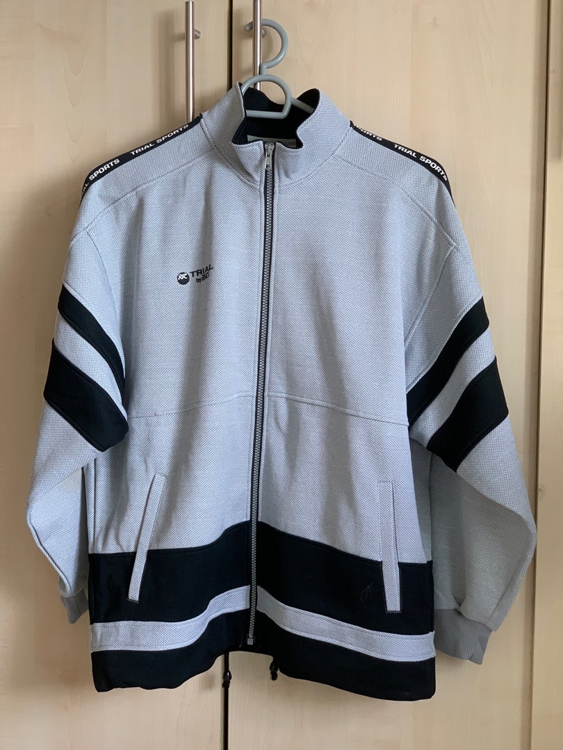 asics windbraker, Men's Fashion, Coats, Jackets and Outerwear on Carousell