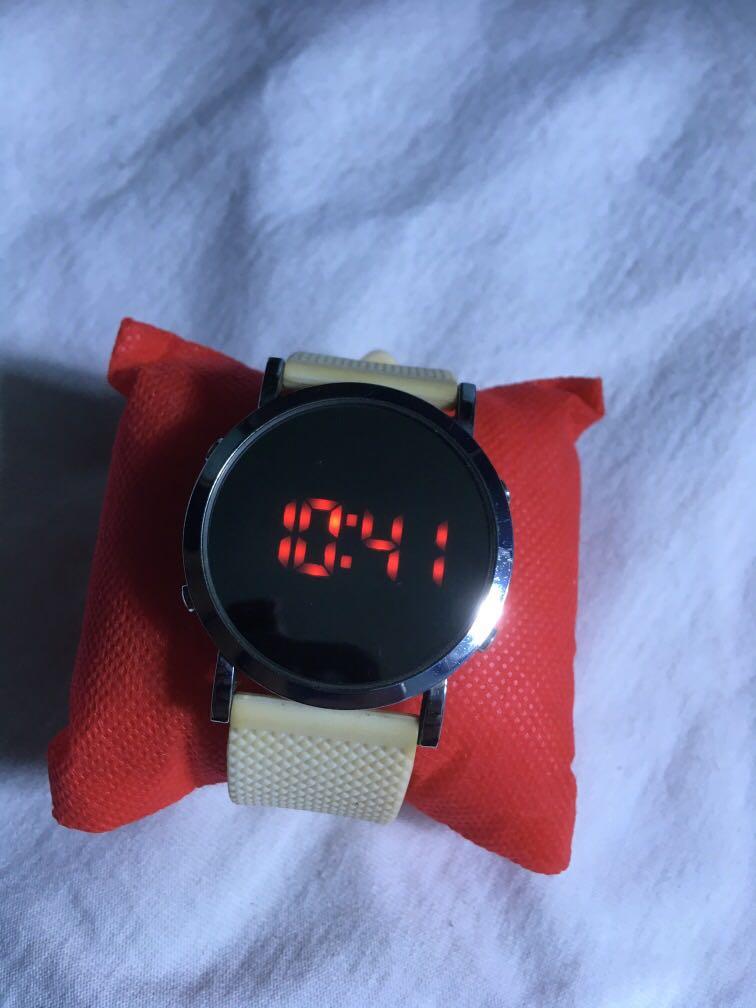 avon quartz, Men's Fashion, Watches & Accessories, Watches on Carousell
