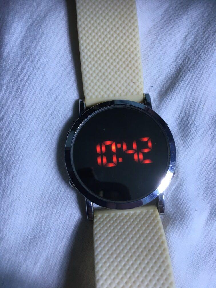 avon quartz, Men's Fashion, Watches & Accessories, Watches on Carousell