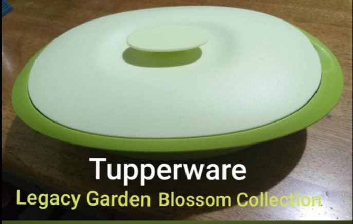 TUPPERWARE FOOD DISH SERVER, Furniture & Home Living, Kitchenware ...