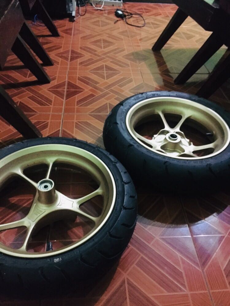 Nmax v2 stock mags/tires 99% thread life, Motorbikes, Motorbike Parts ...