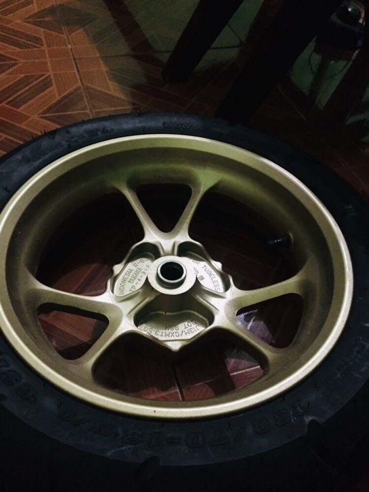 Nmax v2 stock mags/tires 99% thread life, Motorbikes, Motorbike Parts ...