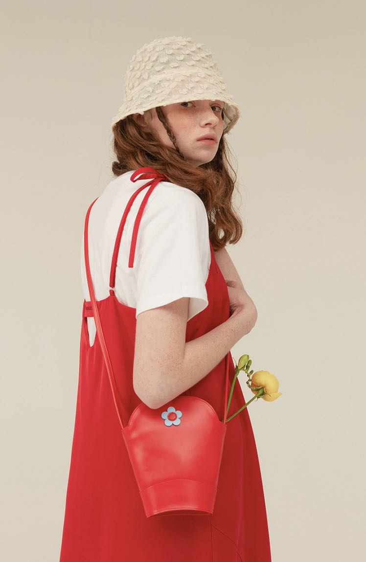 已絕版)韓國代購OiOi Collection 紅色小花水桶包 ｜小眾品牌O!Oi, 她的時尚, 包包、錢包, 錢包、皮夾在旋轉拍賣