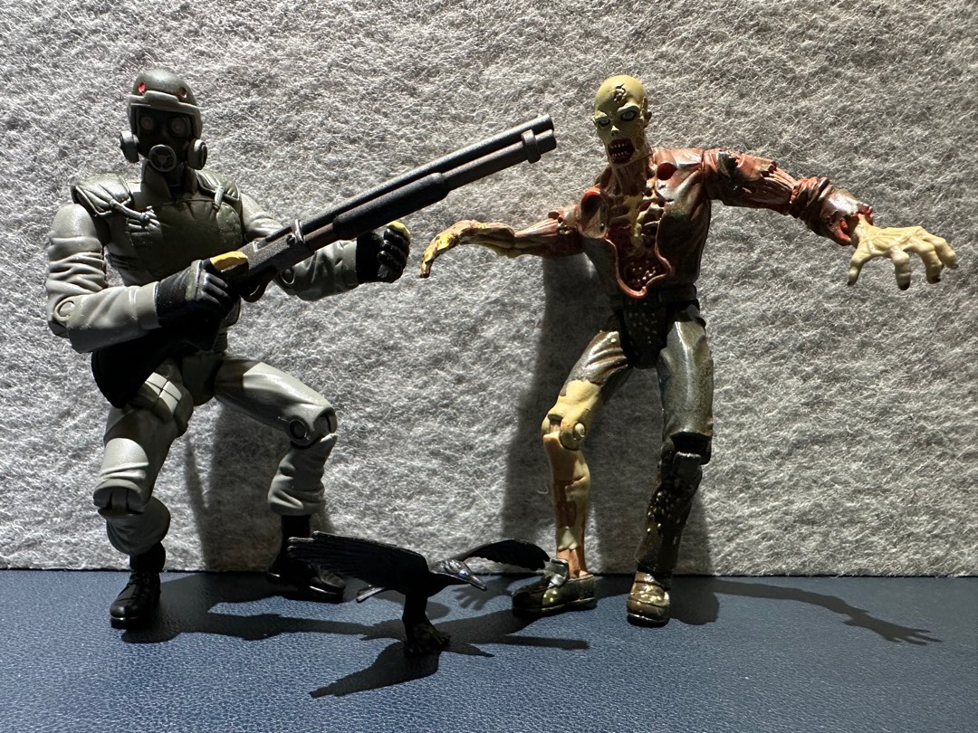 Toybiz 1998 vintage Resident Evil 2 Hunk and zombie, Hobbies & Toys ...