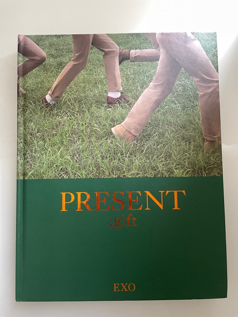 EXO PRESENT 寫真集, 興趣及遊戲, 收藏品及紀念品, 韓流 - Carousell