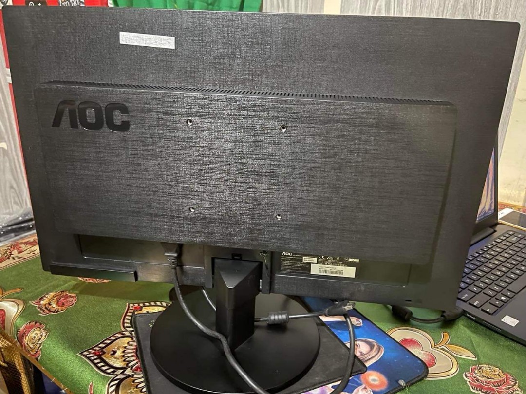 Selling 24inches LED AOC Computer monitor HDMI Vga dvi ports 75hz wall ...