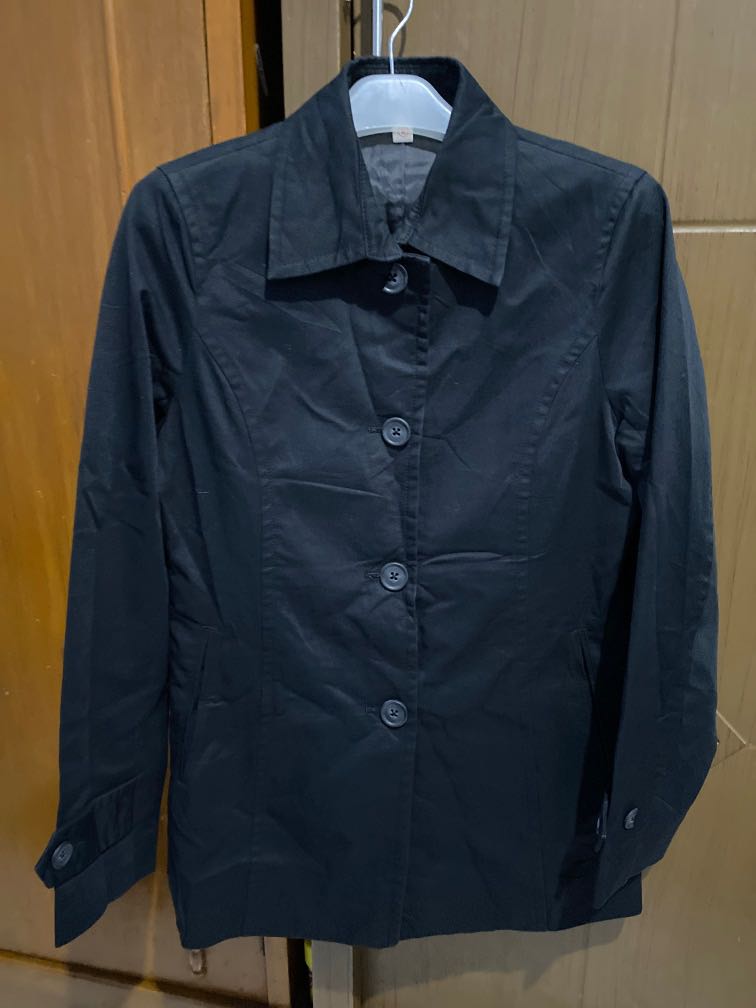 Coat Hitam Uniqlo, Fesyen Wanita, Pakaian Wanita, Baju Luaran di Carousell
