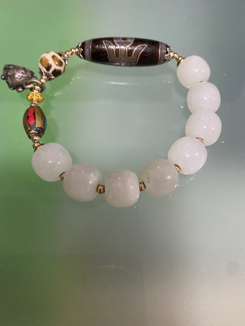 He Tian Jade with Gui Ren Dzi Beads 和田玉搭贵人天珠, Women's Fashion, Jewelry ...