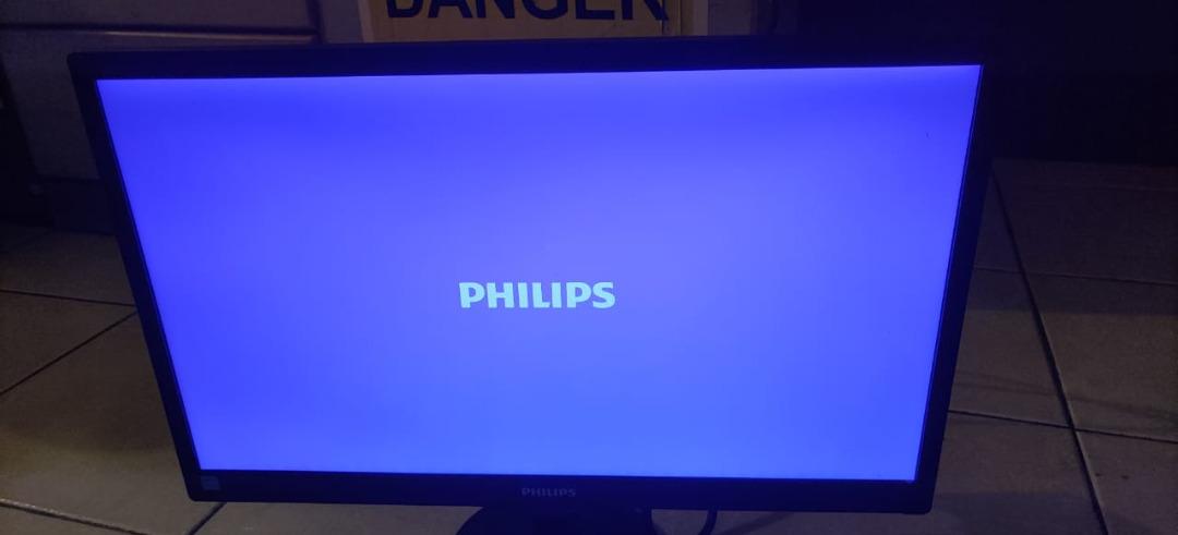 PHILIPS 223V5L Monitor, Computers & Tech, Desktops on Carousell