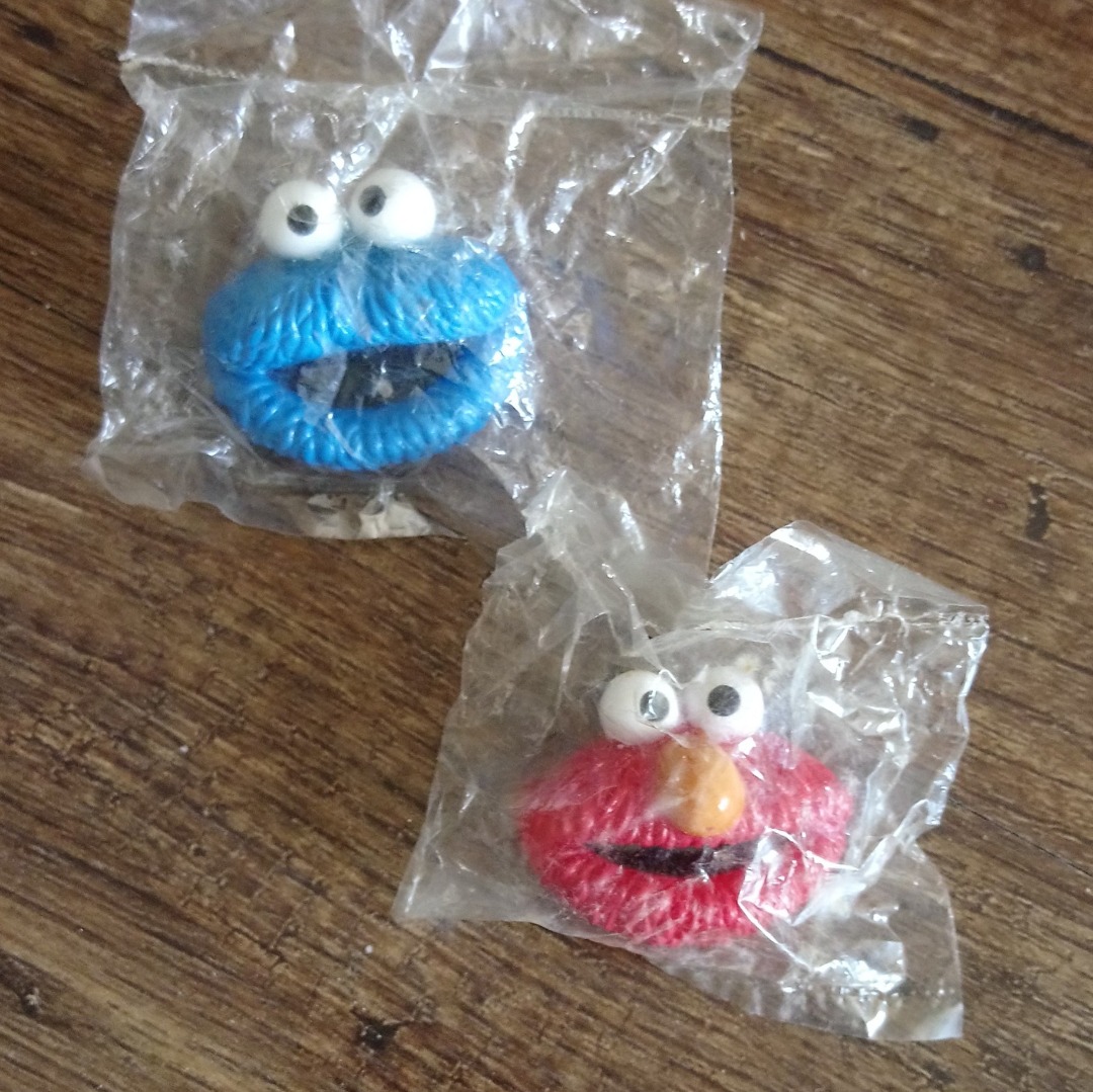SESAME STREET ELMO Magnet & COOKIE MONSTER Pin | 芝麻街, 興趣及遊戲, 收藏品及紀念品 ...