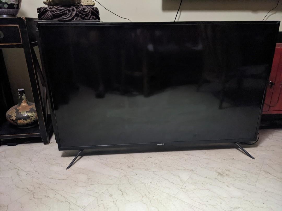 Smart TV 55" UHD 4K - Pre loved - Comes with stand, remote control ...