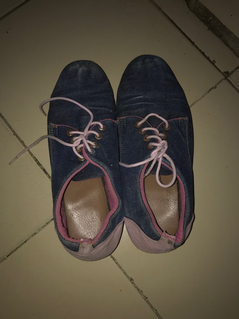 Sepatu denim pink mirip docmart, Fesyen Wanita, Sepatu di Carousell