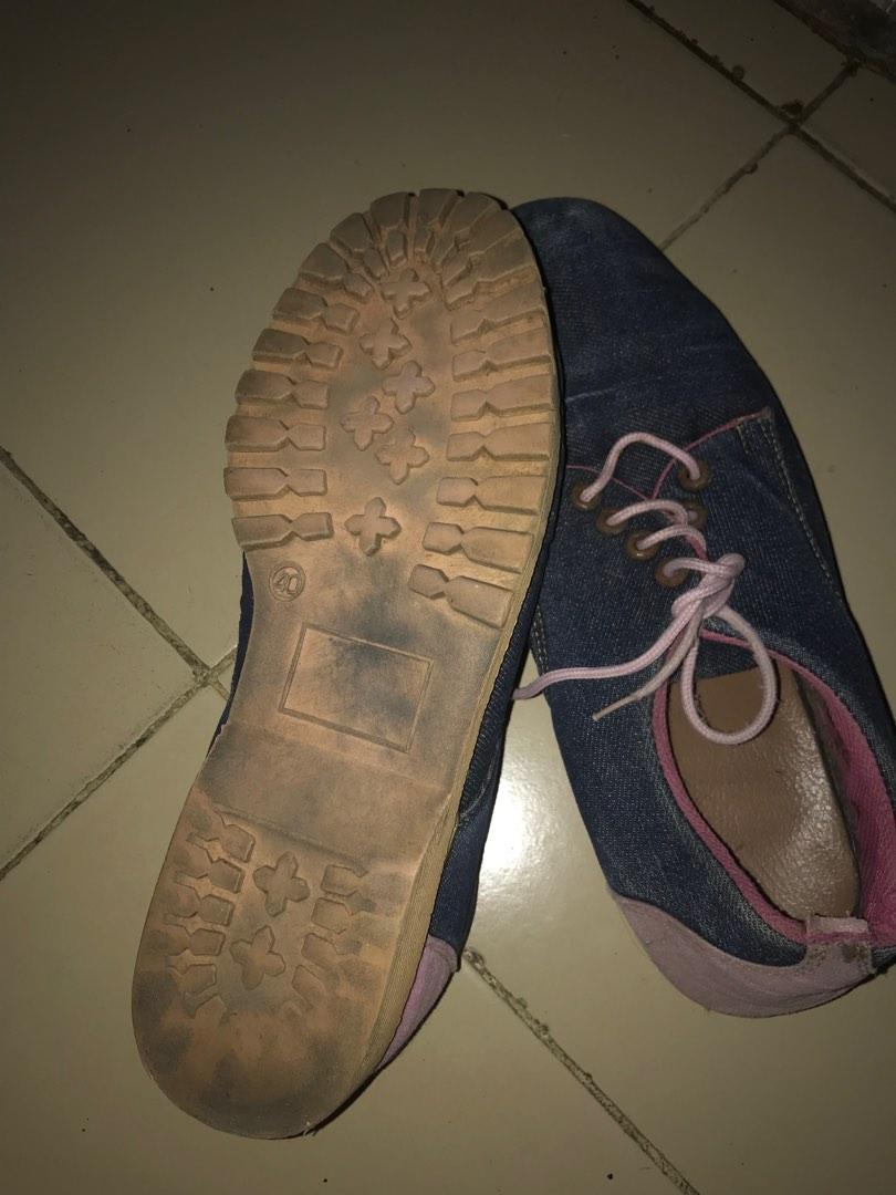 Sepatu denim pink mirip docmart, Fesyen Wanita, Sepatu di Carousell