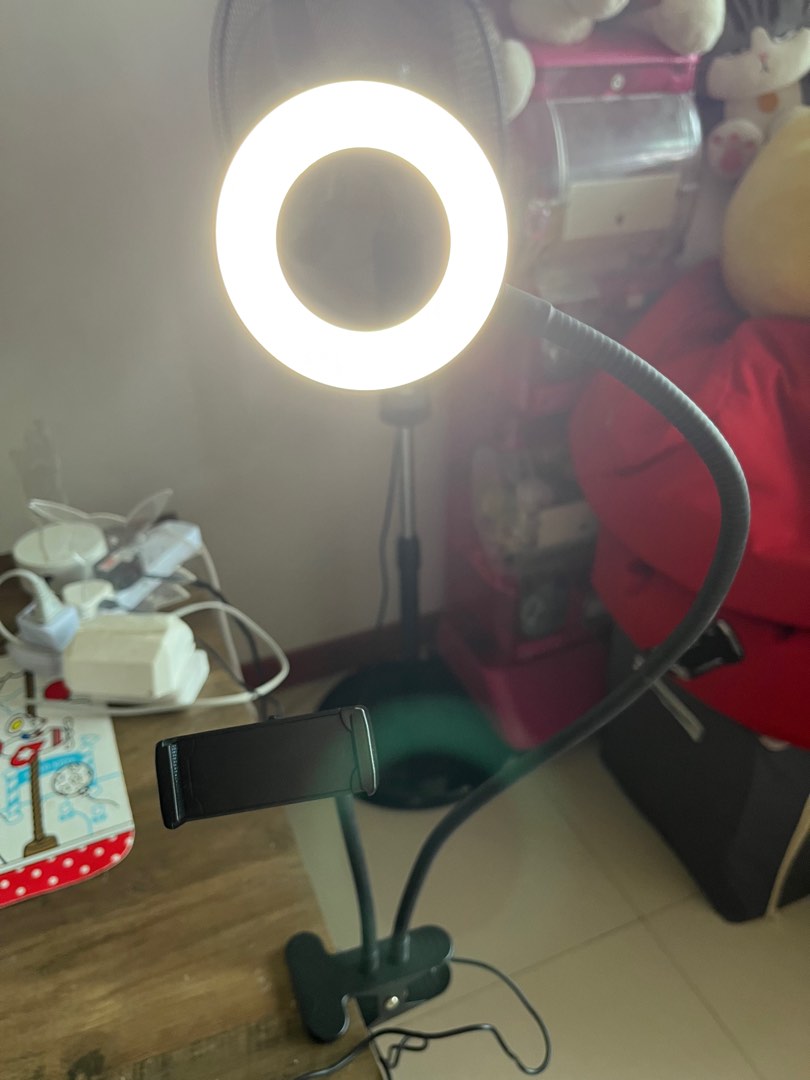 Live led ring light phone holder, Furniture & Home Living, Lighting ...