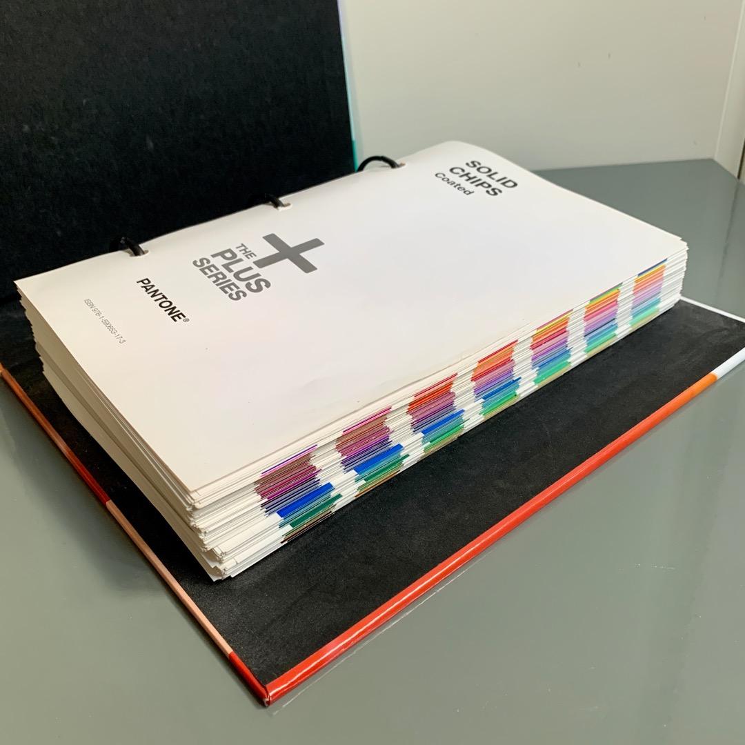 Pantone Solid Chips Coated Book, 興趣及遊戲, 手作＆自家設計, 工藝用品及工具 - Carousell