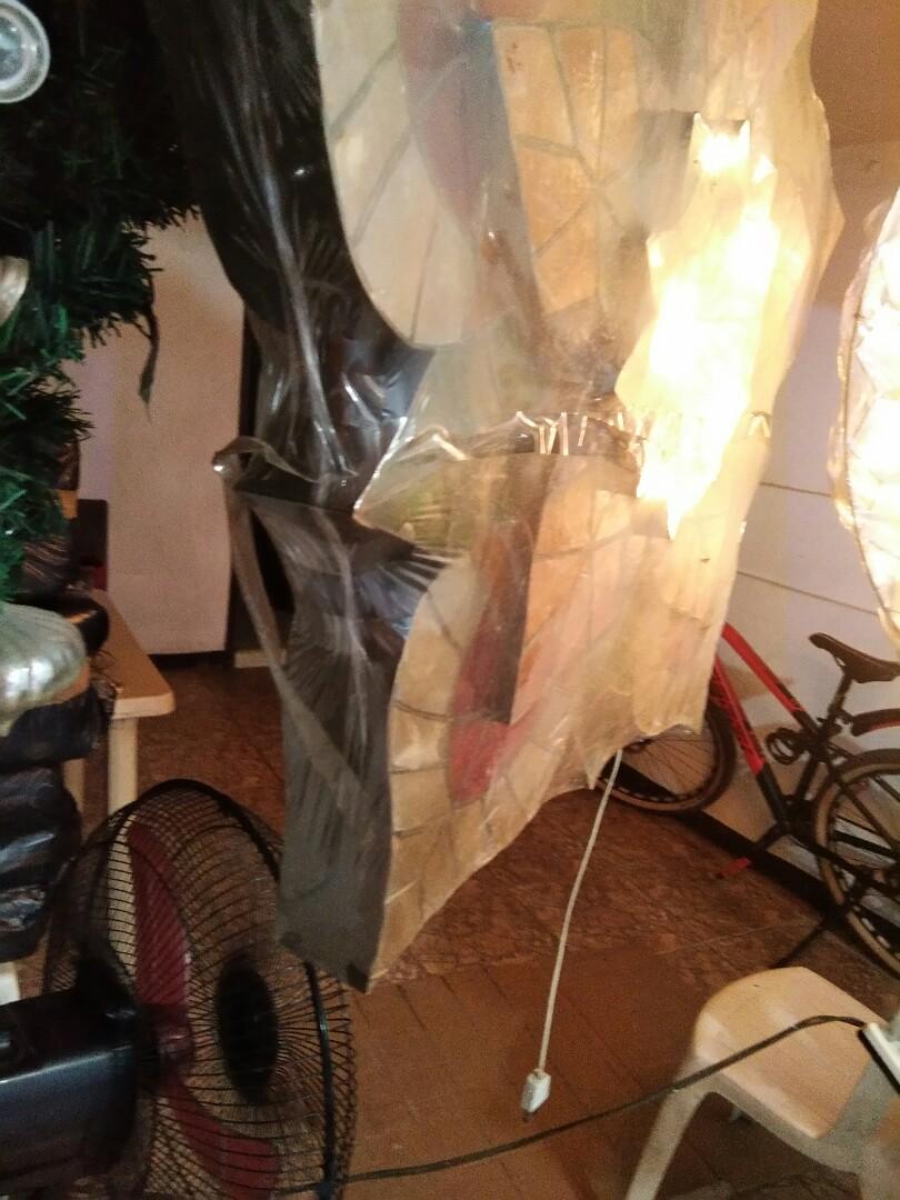 Parol made of Capiz shells. Sa mga nagtitipid kayo na maglagay ng ilaw ...