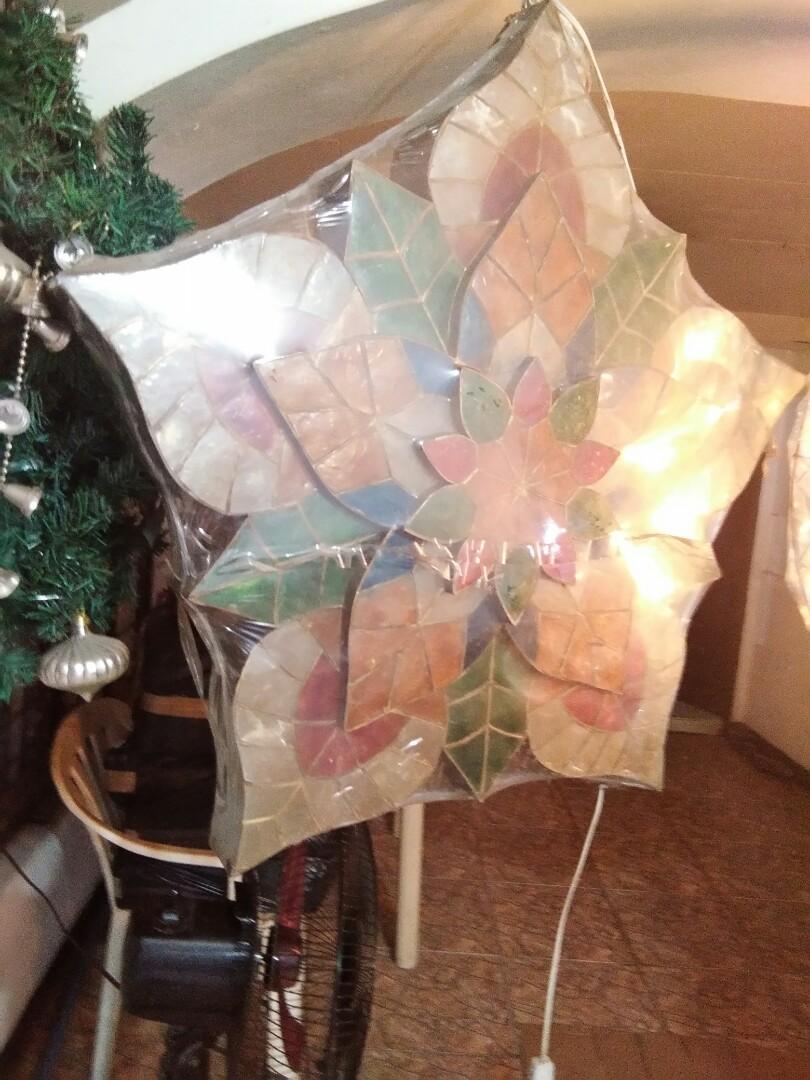 Parol made of Capiz shells. Sa mga nagtitipid kayo na maglagay ng ilaw ...