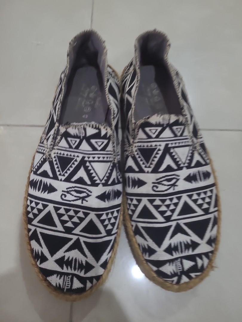 Happy feet slip on, Men's Fashion, Footwear, Casual shoes on Carousell