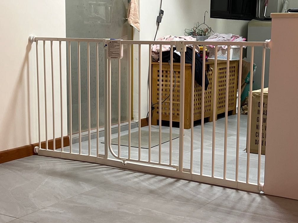Lucky baby gate, Babies & Kids, Baby Nursery & Kids Furniture, Safety ...