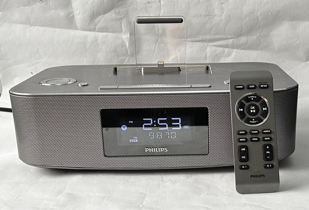 Phillips Digital clock radio with iPhone/iPad docking station, Audio ...