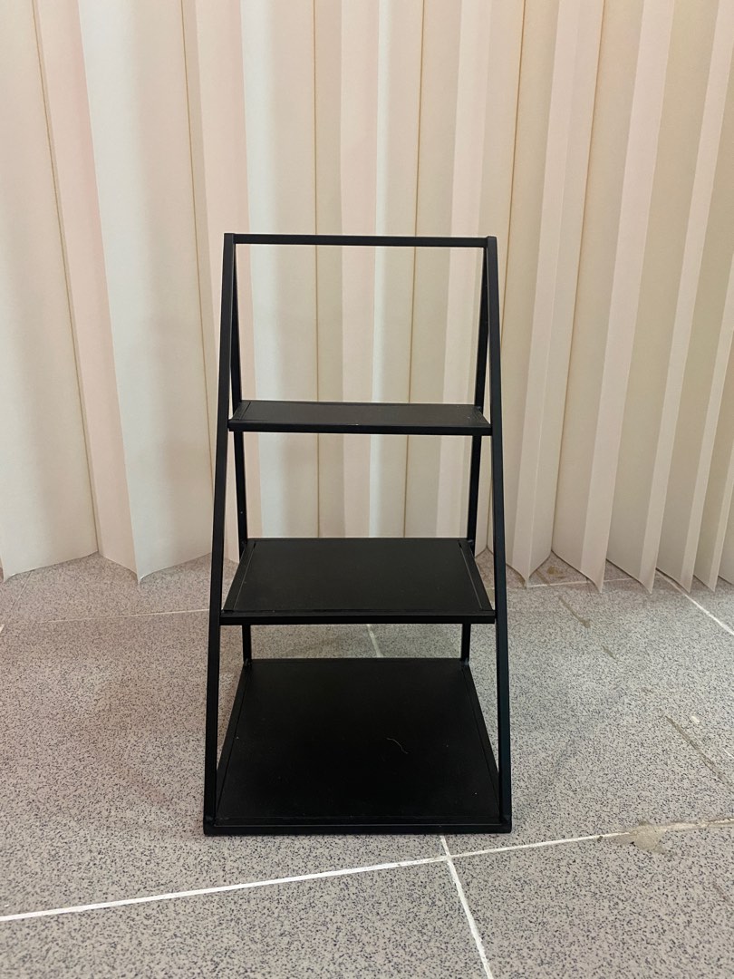 Stair rack, 傢俬＆家居, 其他, 家居改善及收納用品 - Carousell
