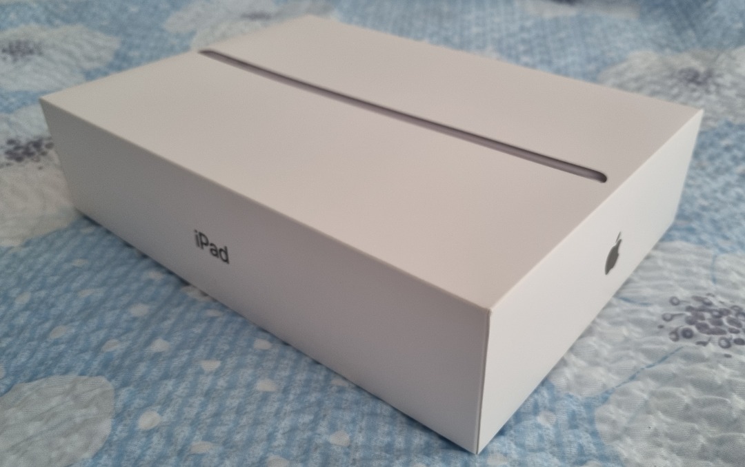 Apple iPad Box with USB-C Adapter & Charge Cable, Mobile Phones ...