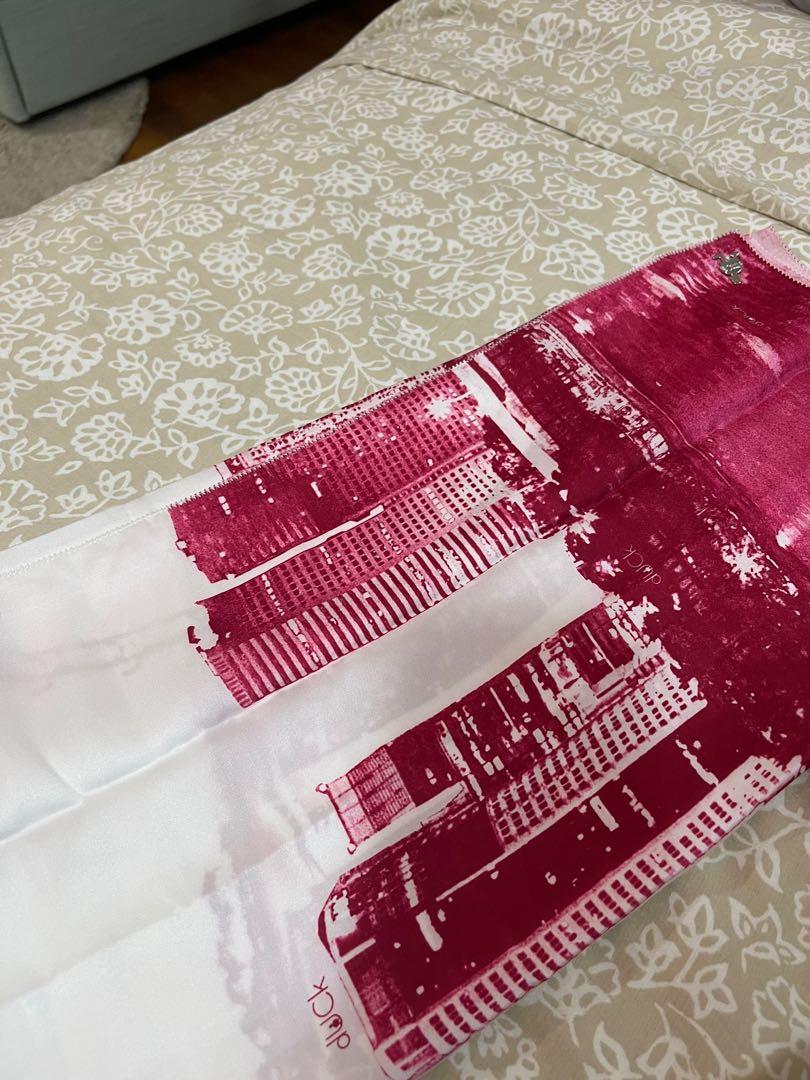 [Authentic] Singapore Skyline dUCkscarf in Red, Women's Fashion ...