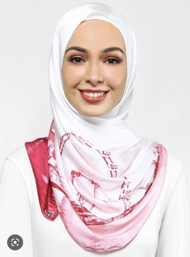 [Authentic] Singapore Skyline dUCkscarf in Red, Women's Fashion ...