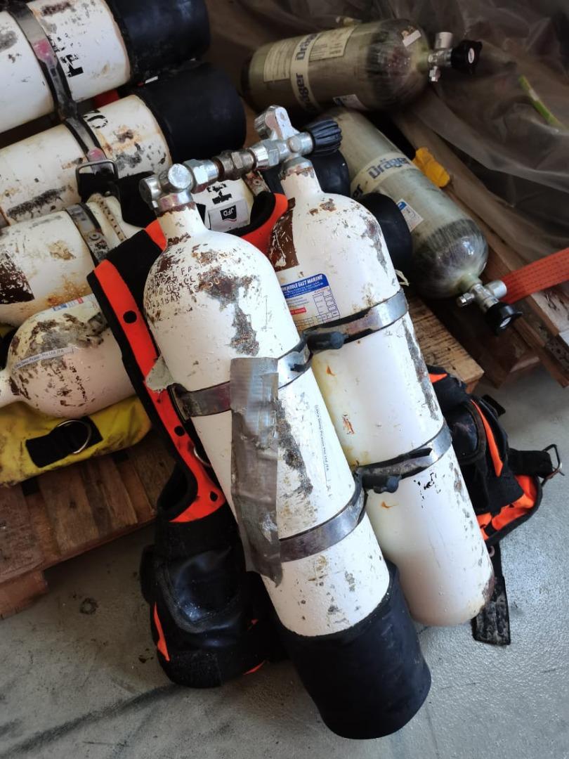 Twin 7 liter 300 Bar bailout system completed with R-vest, Sports ...