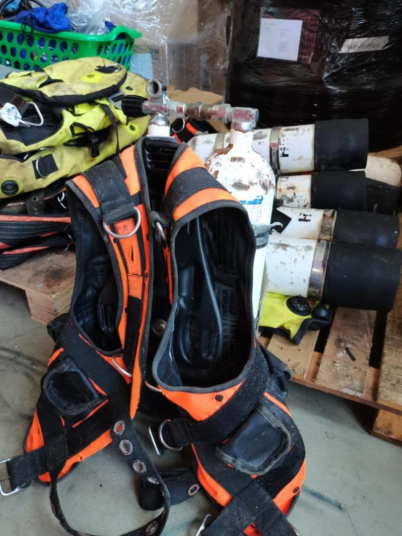 Twin 7 liter 300 Bar bailout system completed with R-vest, Sports ...