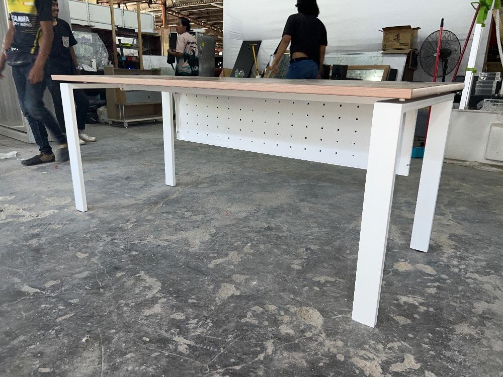 Wooden White Metal Frame Office Desk / Meja Pejabat Bingkai Logam Putih ...