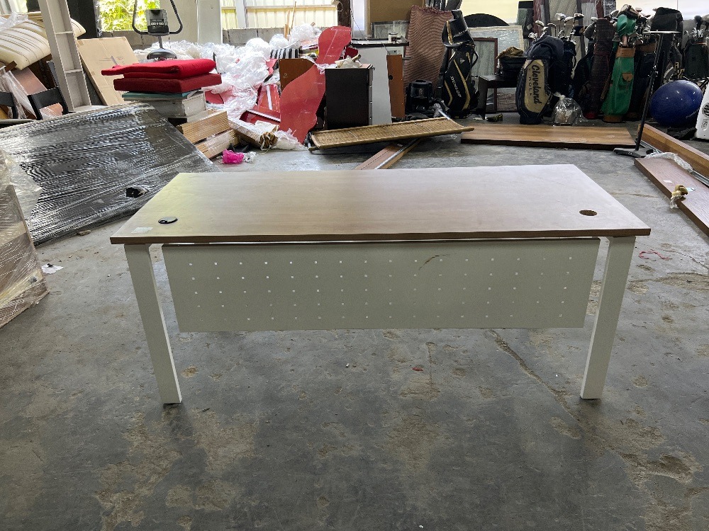 Wooden White Metal Frame Office Desk / Meja Pejabat Bingkai Logam Putih ...