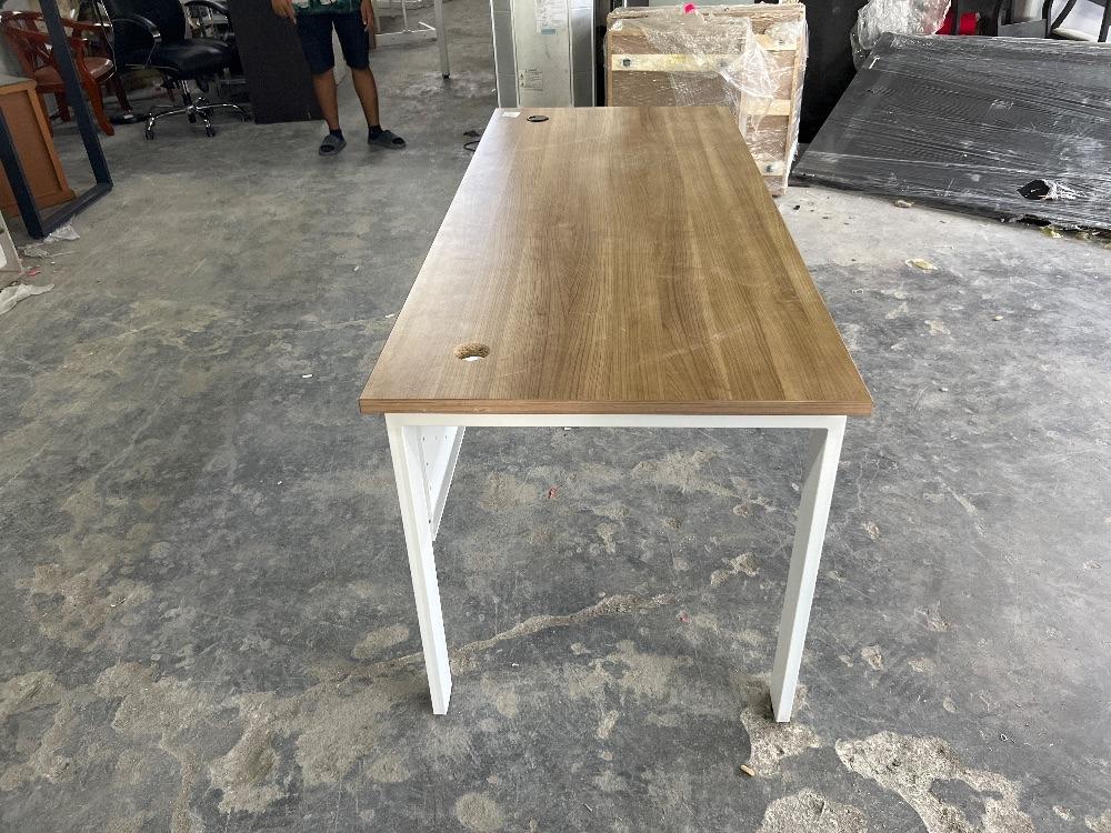 Wooden White Metal Frame Office Desk / Meja Pejabat Bingkai Logam Putih ...