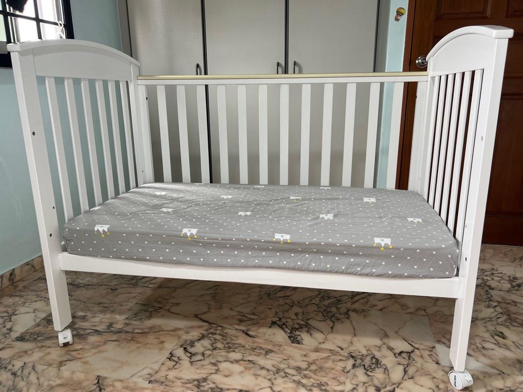 Babyhood Classic Curve Cot 4 in 1 - White, Babies & Kids, Baby Nursery ...