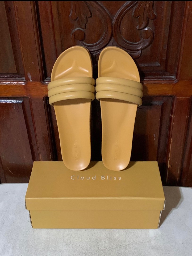 Cloud Bliss, Women's Fashion, Footwear, Slippers and slides on Carousell