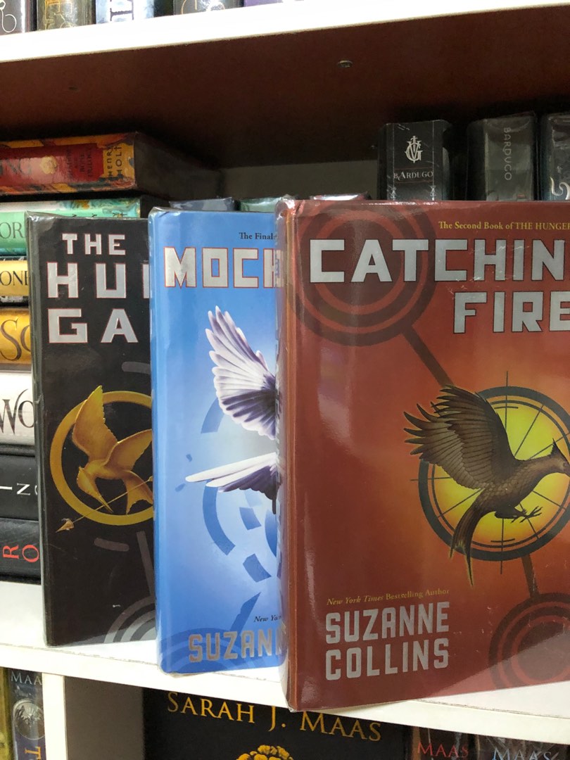 [HB] The Hunger Games by Suzzane Collins (The hunger games, Catching ...