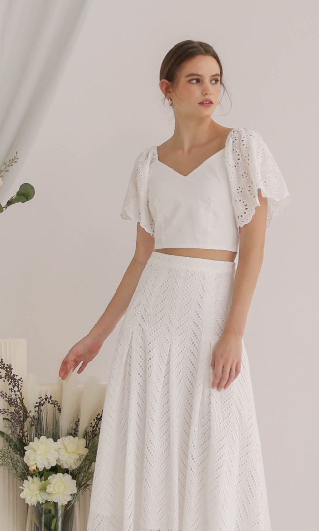 Twl Flutter White Crop Top Women S Fashion Tops Blouses On Carousell
