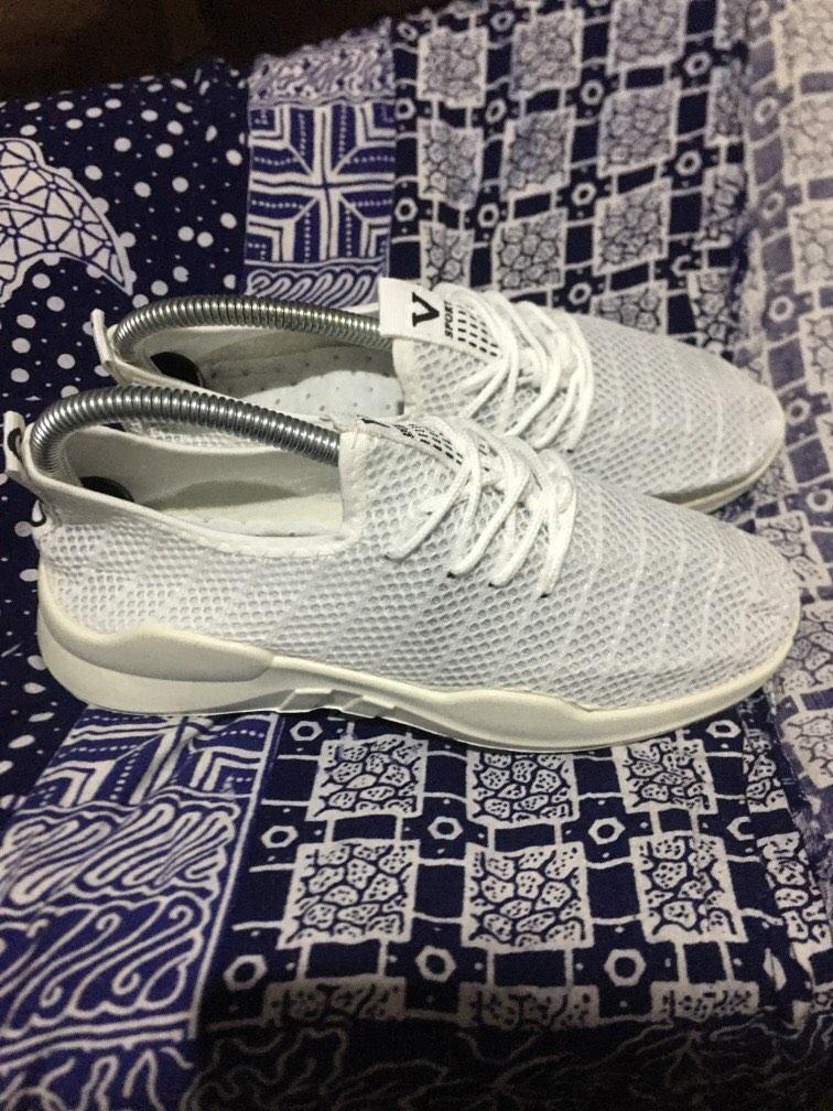 V sport running shoes, Women's Fashion, Footwear, Shoe inserts on Carousell