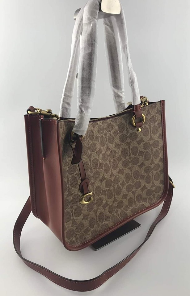 COACH TYLER CARYALL 28 IN SIGNATURE CANVAS — P 3499 , Women's Fashion ...