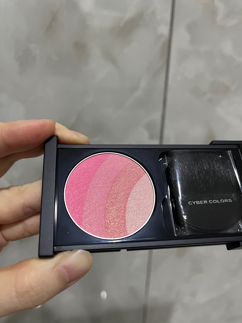 Cyber Colors Gradation Glow On Blush, Kesehatan & Kecantikan, Rias ...