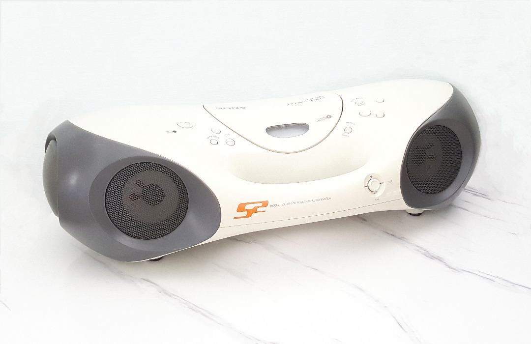 SONY ZS-X10 AM/FM CD-R/RW Personal Audio System (White) in In Excellent ...