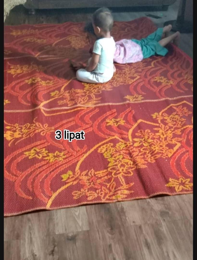 Tikar Lipat Plastik Tebal Bercorak, Furniture & Home Living, Home Decor ...