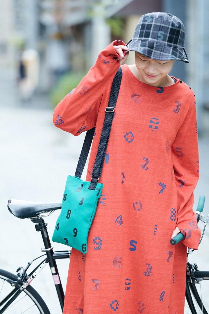 日本 SOU SOU 藍綠紫色帆布 數字圖案 直身 斜咩袋, 男裝, 袋, 小袋 - Carousell