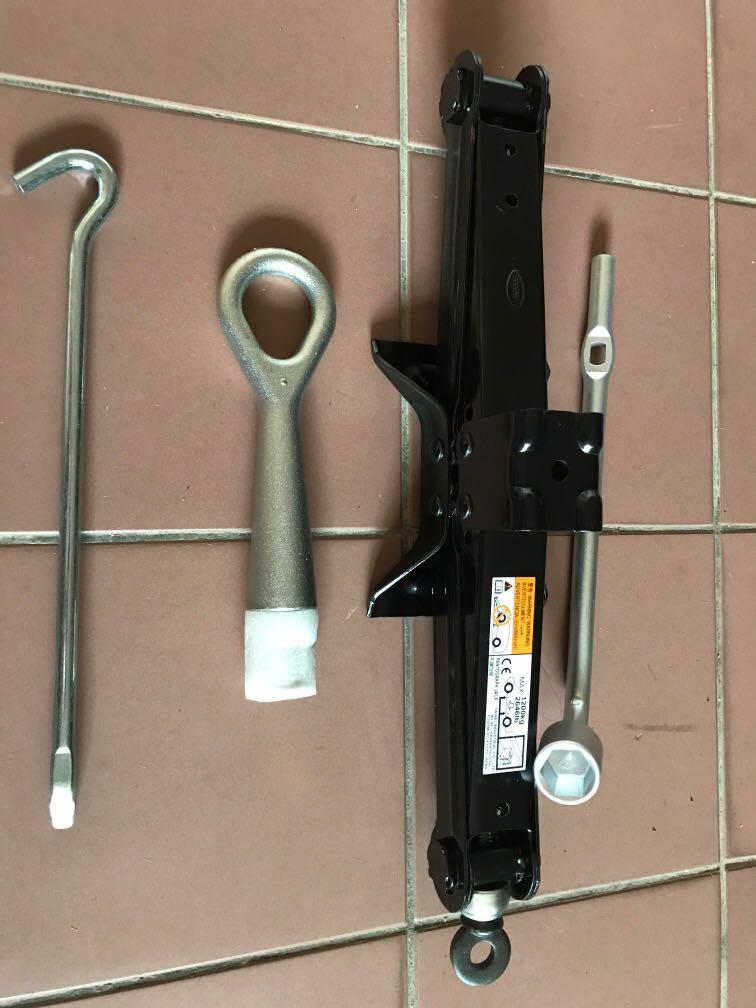 Car Jack Kit, Car Accessories, Accessories on Carousell