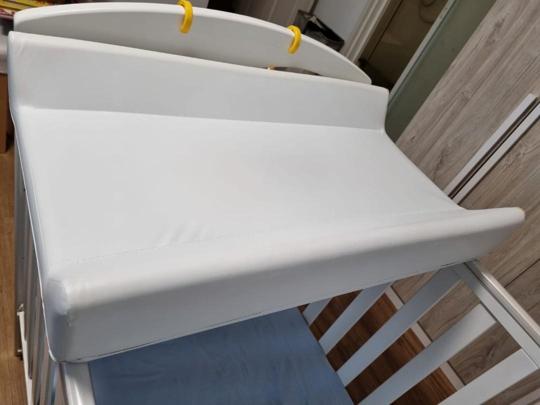 (free) Cot Diaper Mat, Babies & Kids, Baby Nursery & Kids Furniture ...
