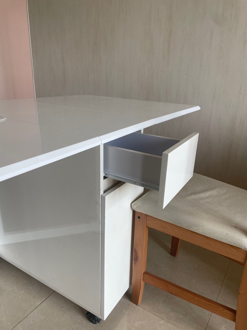 FREE Extendable table (with built-in storage) and two chairs, 傢俬＆家居, 傢俬 ...