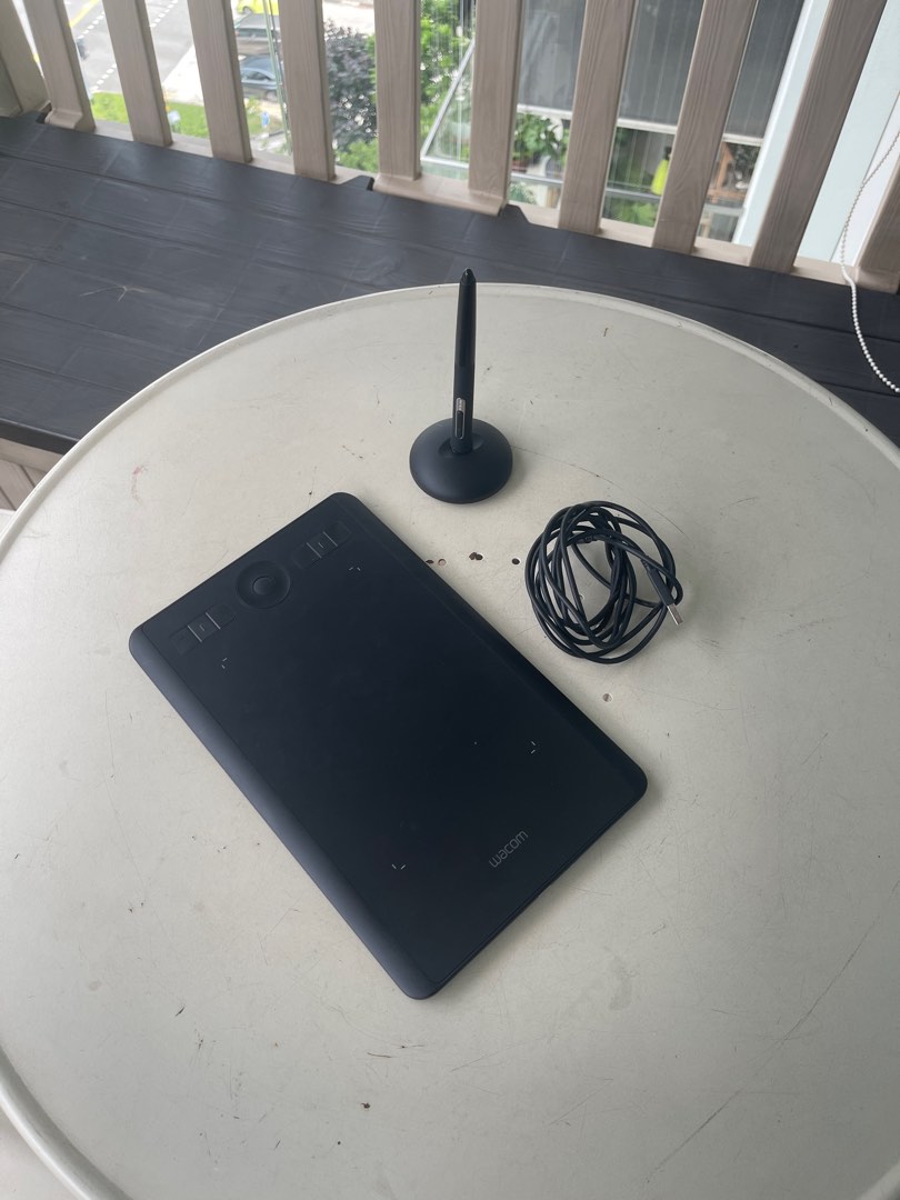 Wacom Intuos Pro (S) Drawing Tablet (Latest model), Computers & Tech ...