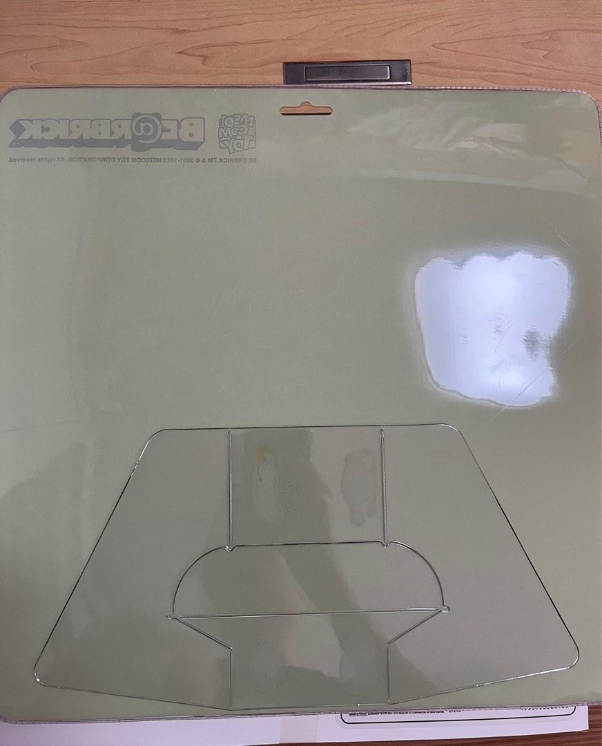 夜光 GID Bearbrick 70% display bister board 展示板, 興趣及遊戲, 玩具 & 遊戲類 - Carousell