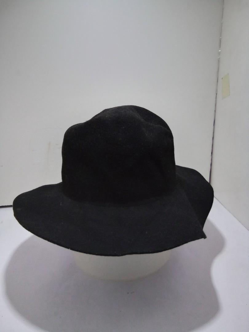 Topi pantai hitam polos, Fesyen Pria, Aksesoris, Topi di Carousell